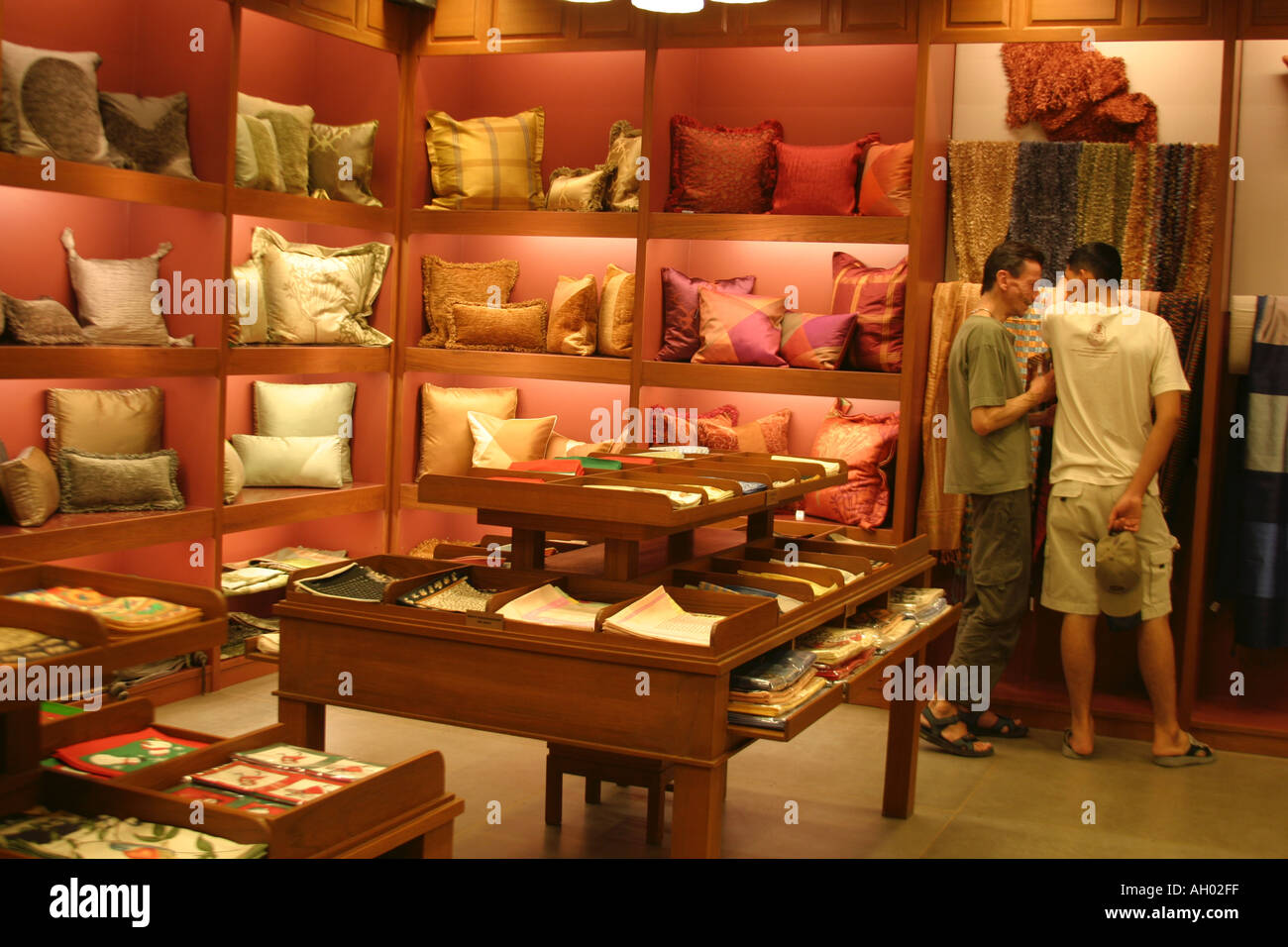 Jim thompson thai silk shop bangkok hi-res stock photography and images ...