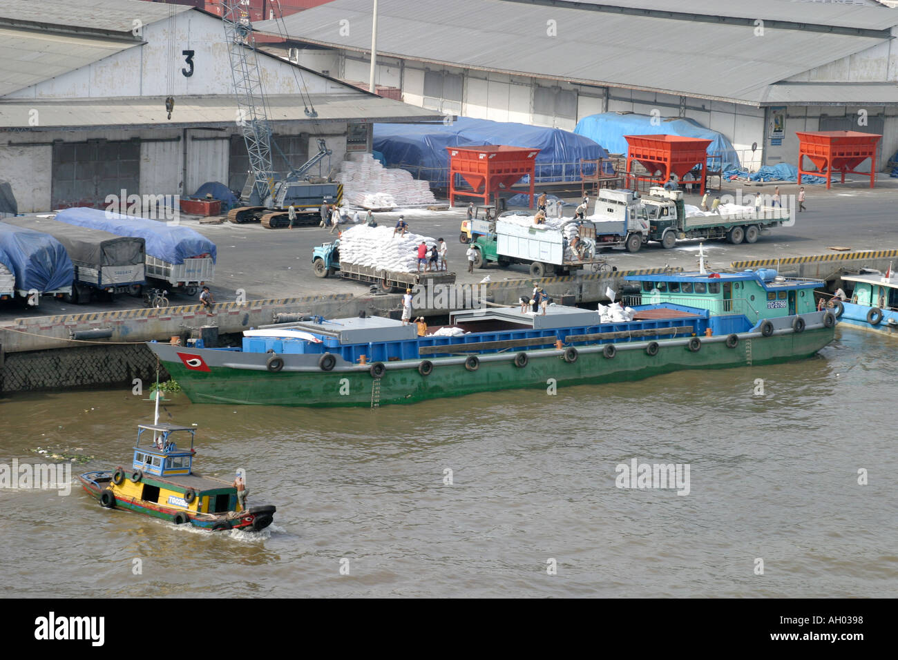 Unloading barge hi-res stock photography and images - Alamy