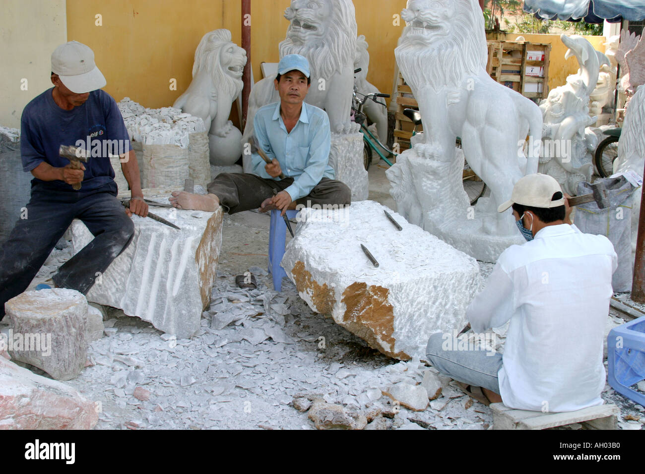 Marble carving manufacturer at Hoi An Faifu Marble Mountain men carving ...