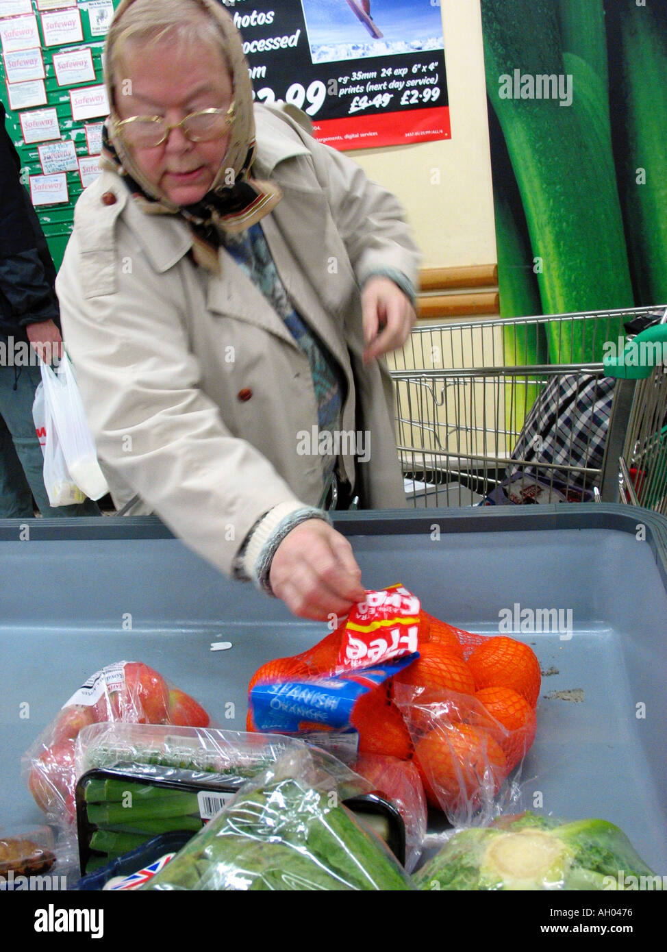 Supermarket elderly woman hi-res stock photography and images - Alamy