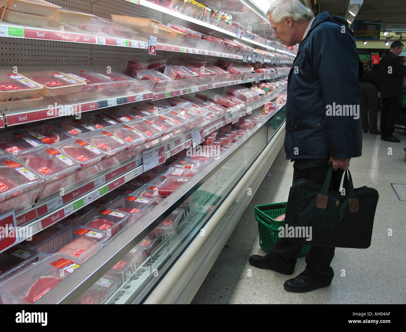 Man shopping at London supermarket Stock Photo - Alamy