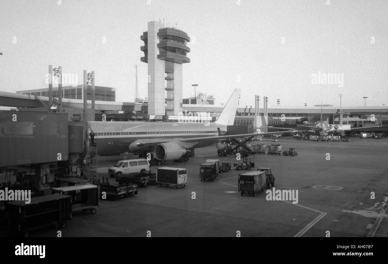 Dfw aircraft Black and White Stock Photos & Images - Alamy