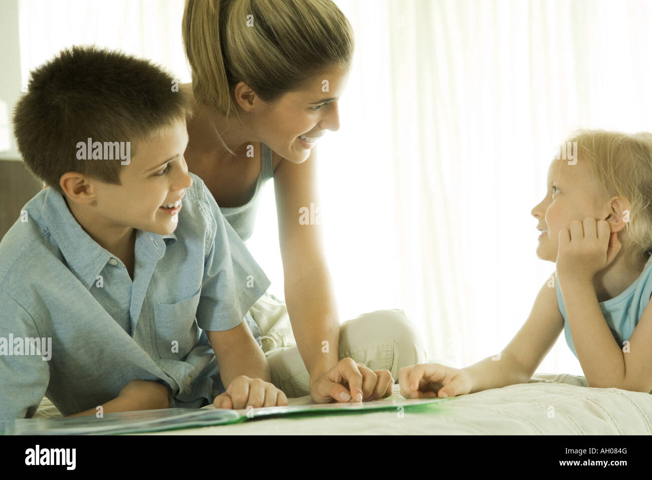Children helping others hi-res stock photography and images - Alamy