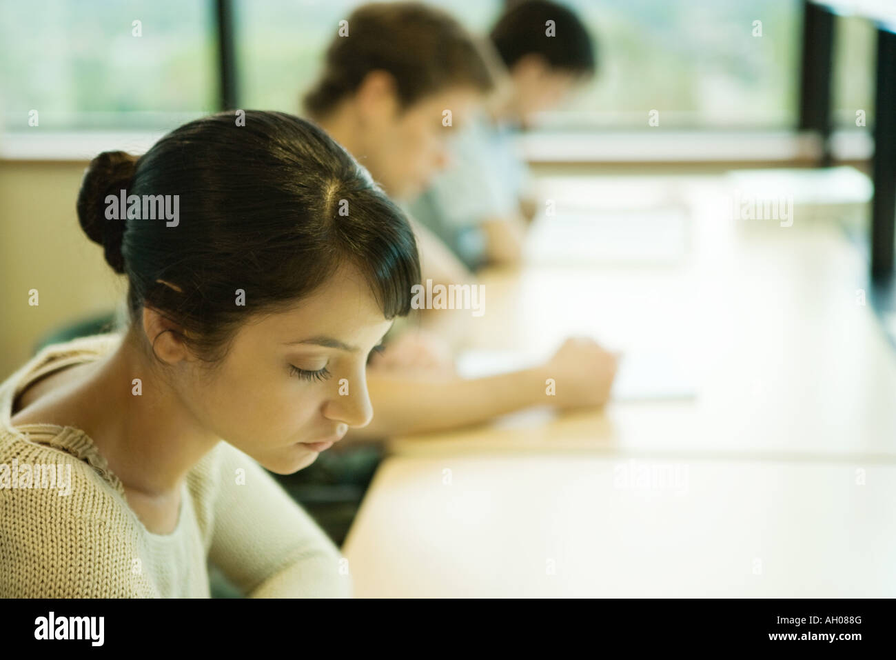 Teen girl library back view hi-res stock photography and images - Alamy