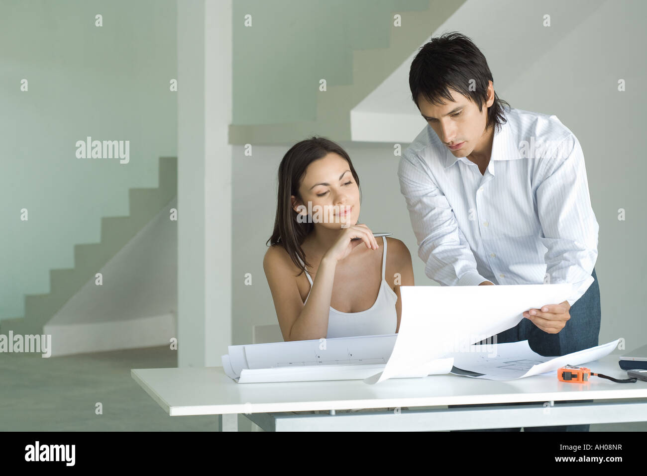 Two men leaning over table hi-res stock photography and images - Alamy