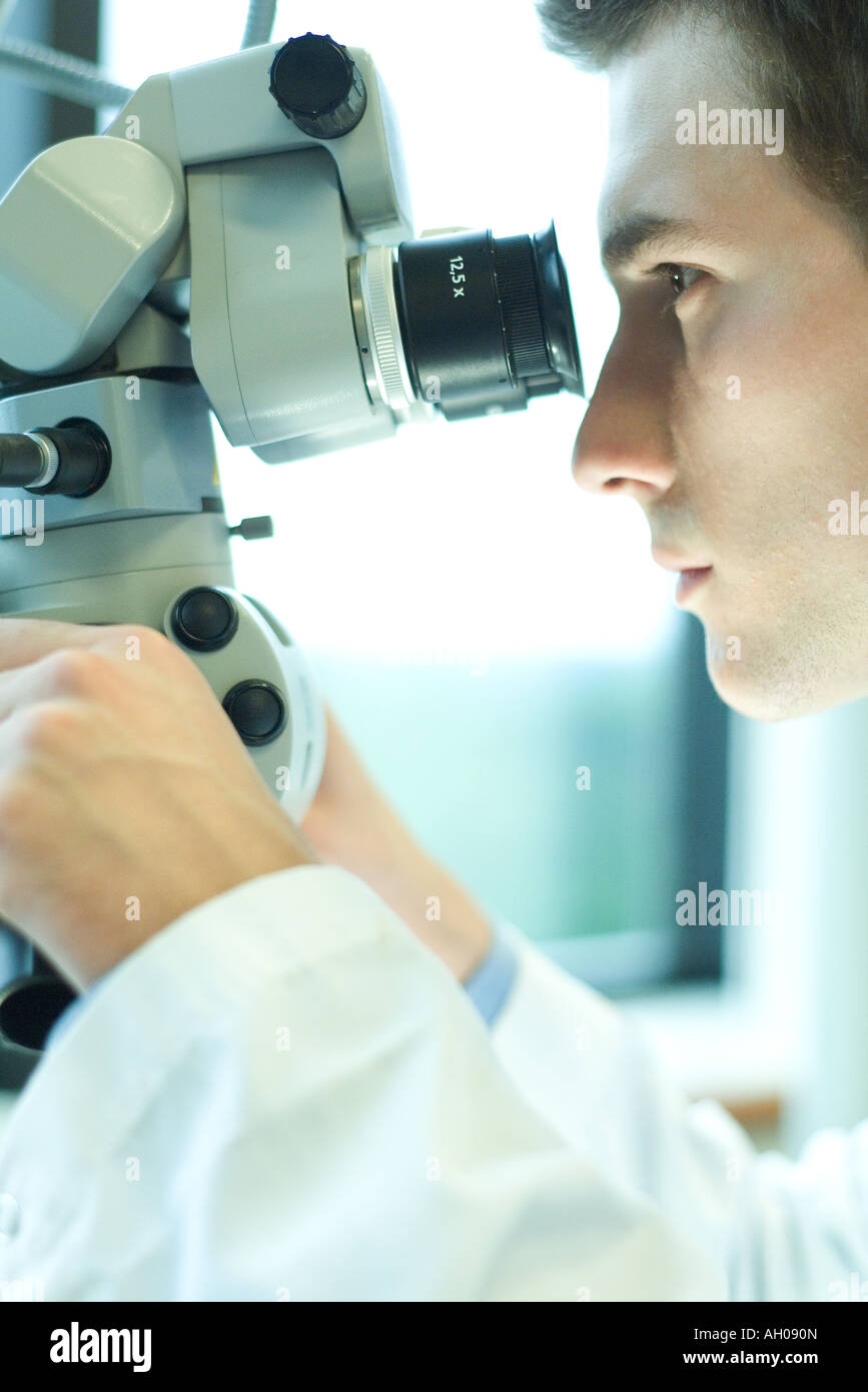 Teen boy using microscope hi-res stock photography and images - Alamy