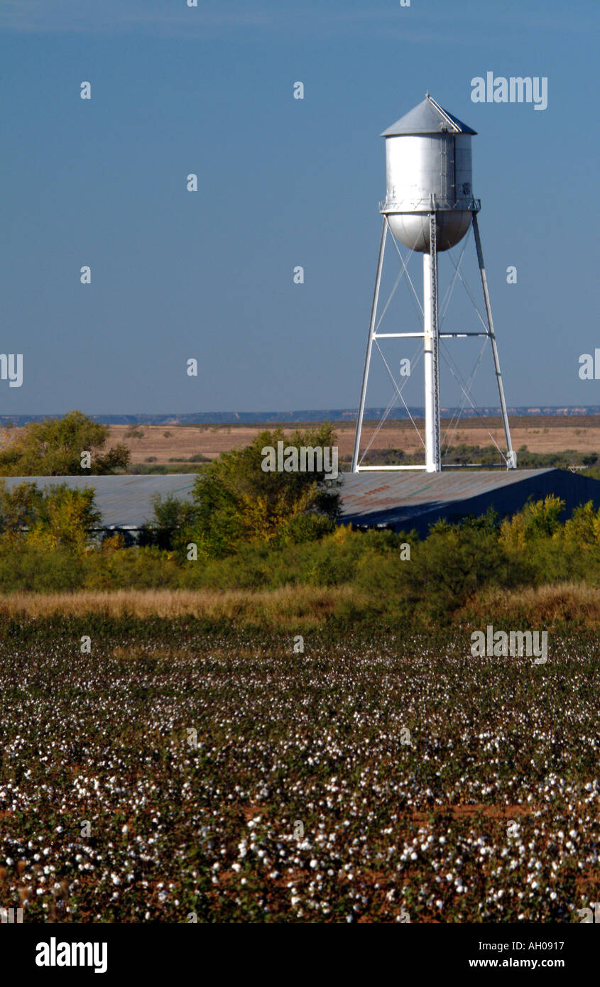 Texas field with water tower hi-res stock photography and images - Alamy