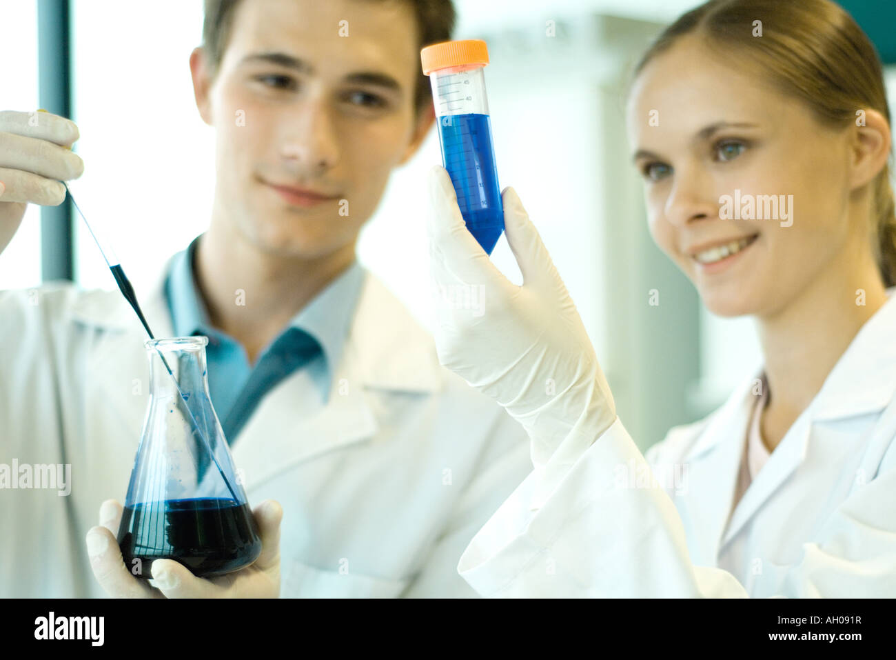 Conical flask and pipette hi-res stock photography and images - Alamy