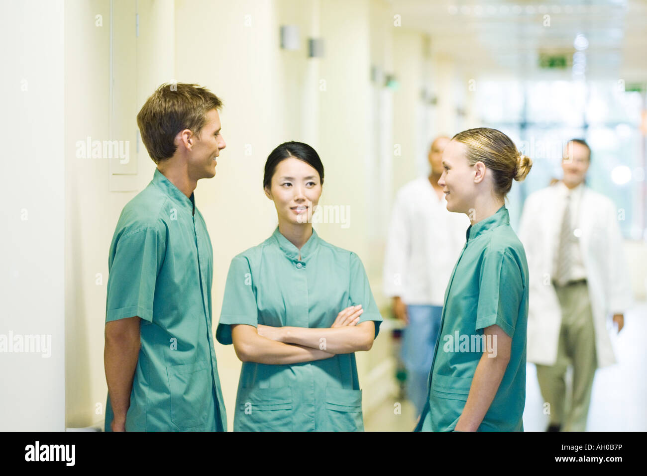 Nurses chatting hi-res stock photography and images - Alamy