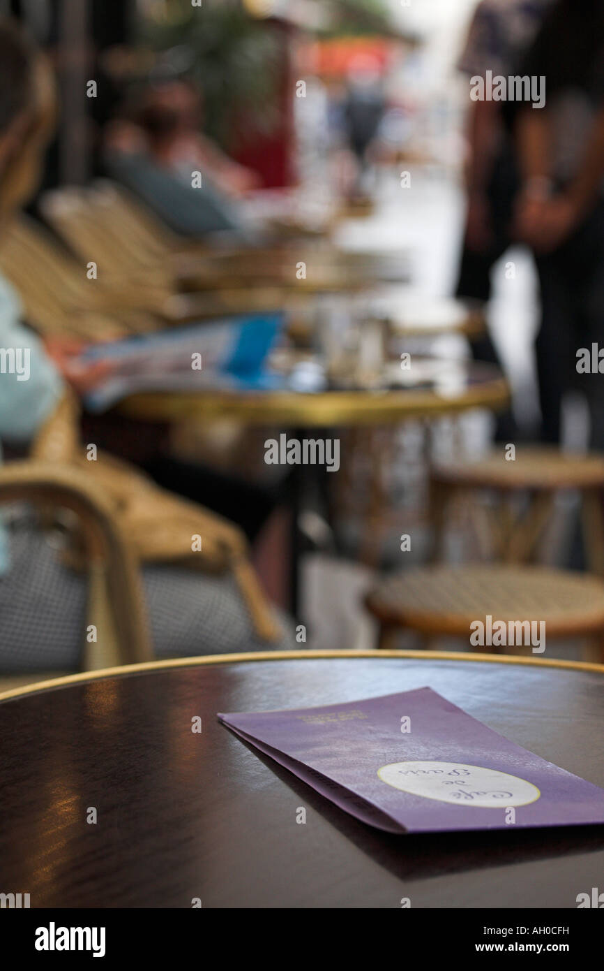 Pavement cafe tables Paris Stock Photo - Alamy