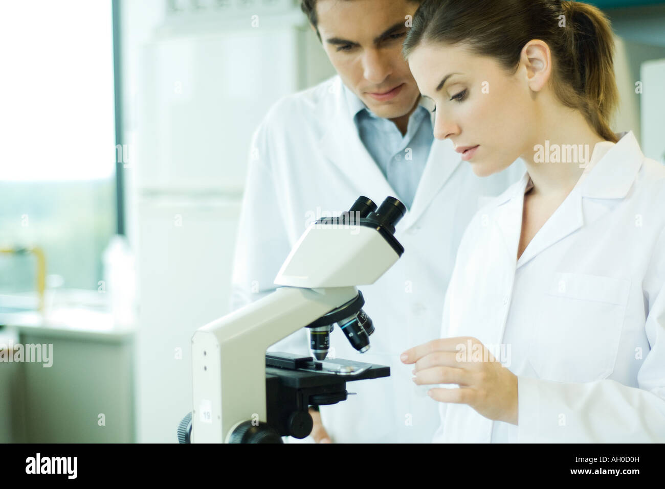 Teen boy using microscope hi-res stock photography and images - Alamy