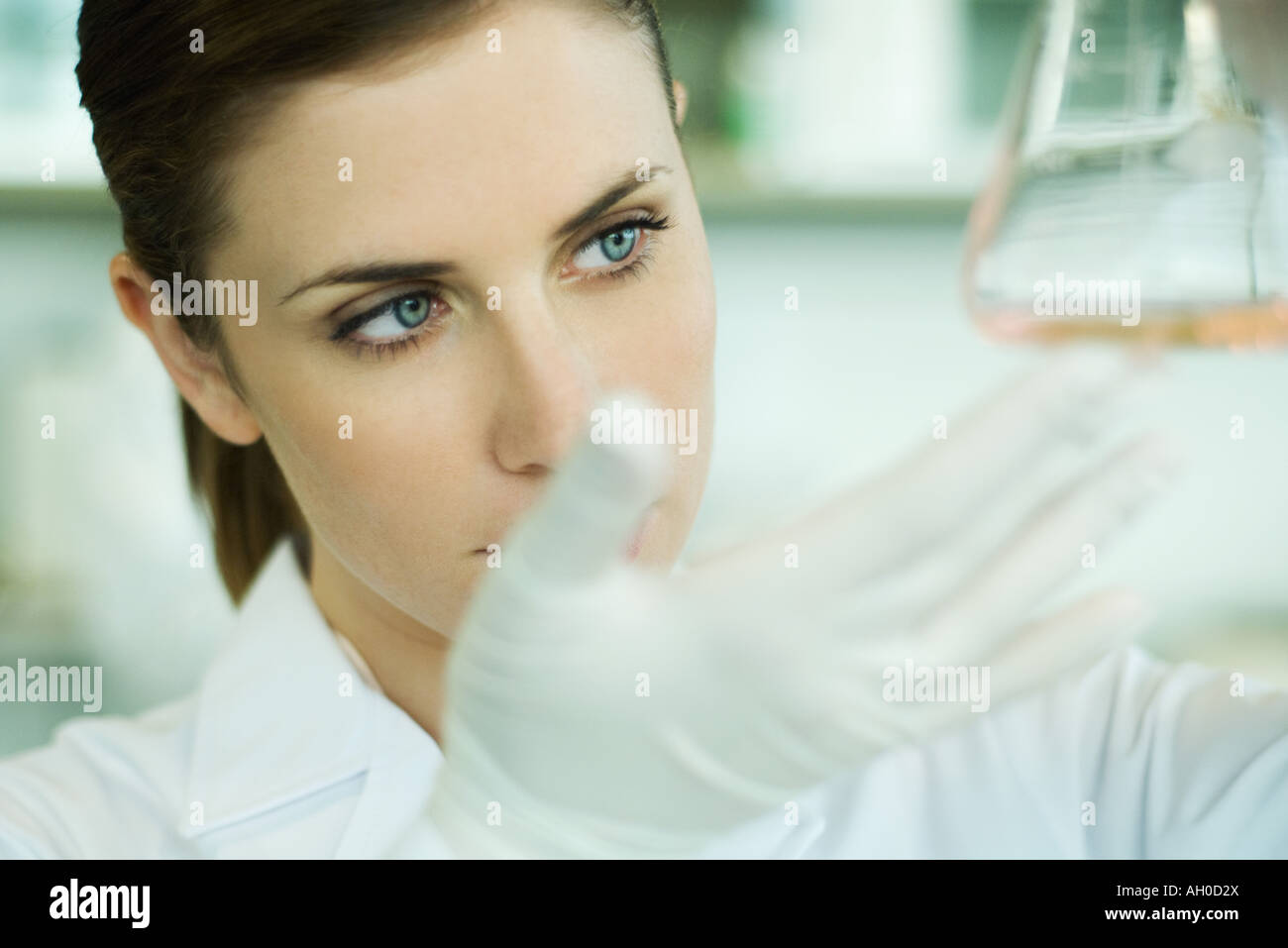 Hand holding conical flask hi-res stock photography and images - Alamy