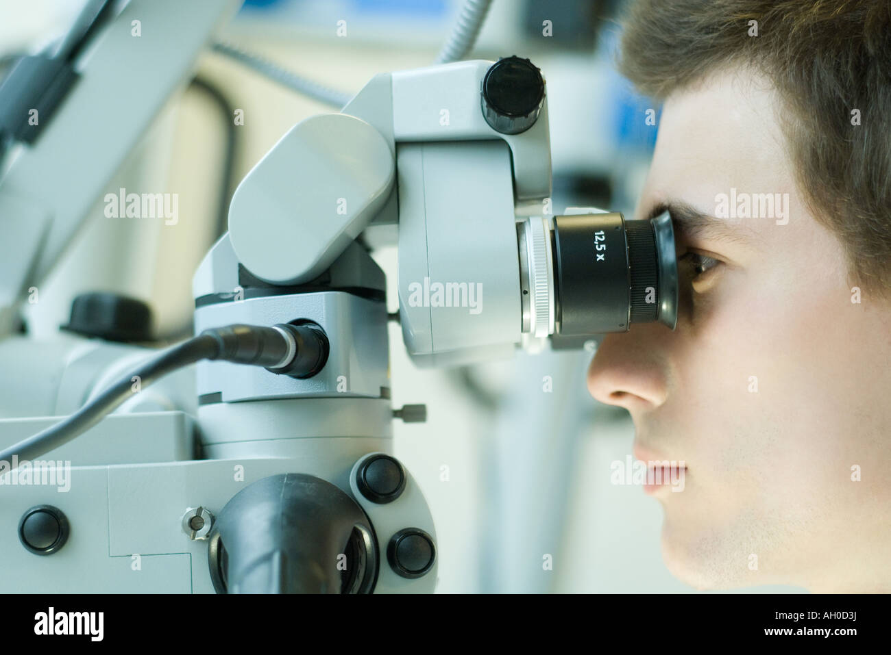 Teen boy using microscope hi-res stock photography and images - Alamy