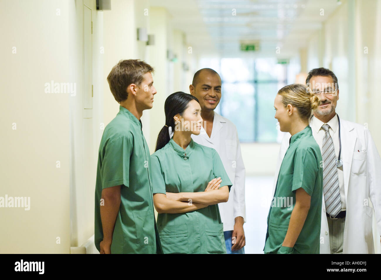 Nurses chatting hi-res stock photography and images - Alamy