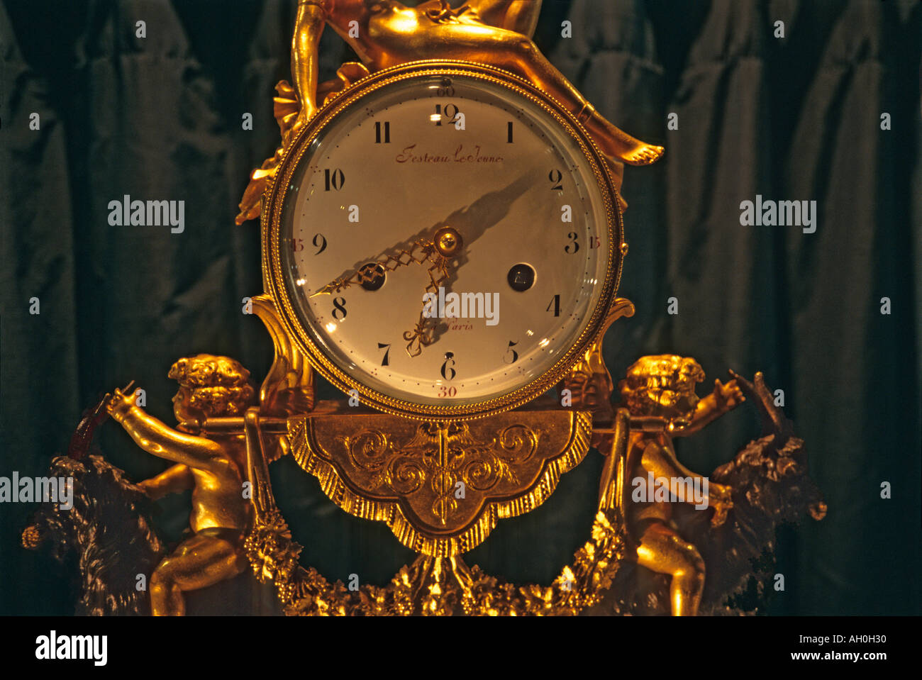 Antique 1800s french ornamental timepiece time hi-res stock photography ...