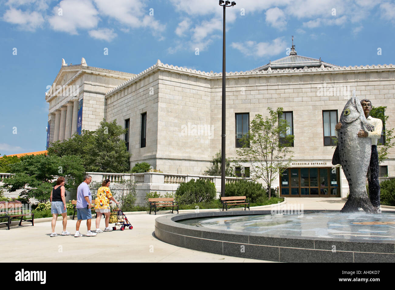 Shedd aquarium sculpture hi-res stock photography and images - Alamy