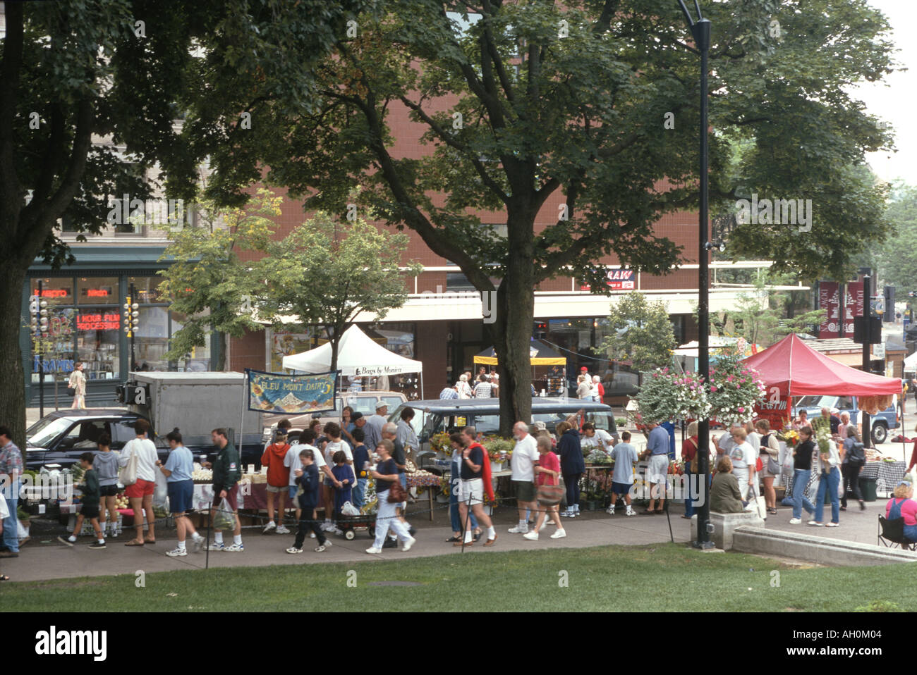 WISCONSIN Madison Farmers market on Capitol Square vendors booths on ...