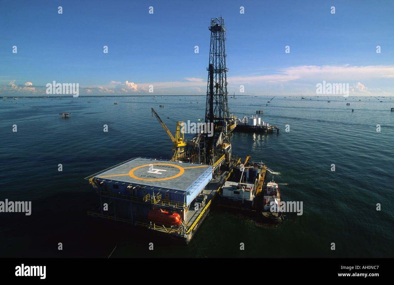 Venezuela oil and rig hi-res stock photography and images - Alamy
