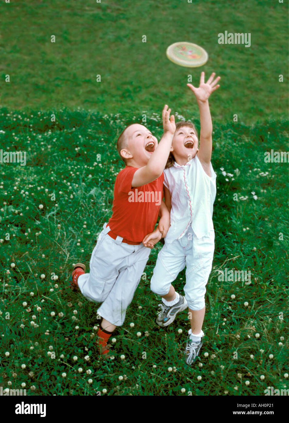 children playing with frisbee Stock Photo - Alamy