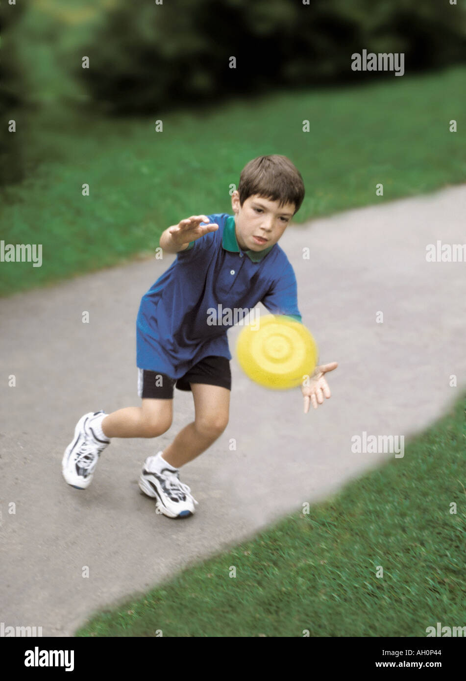 boy trying to catch a frisbee MR8390 Stock Photo - Alamy