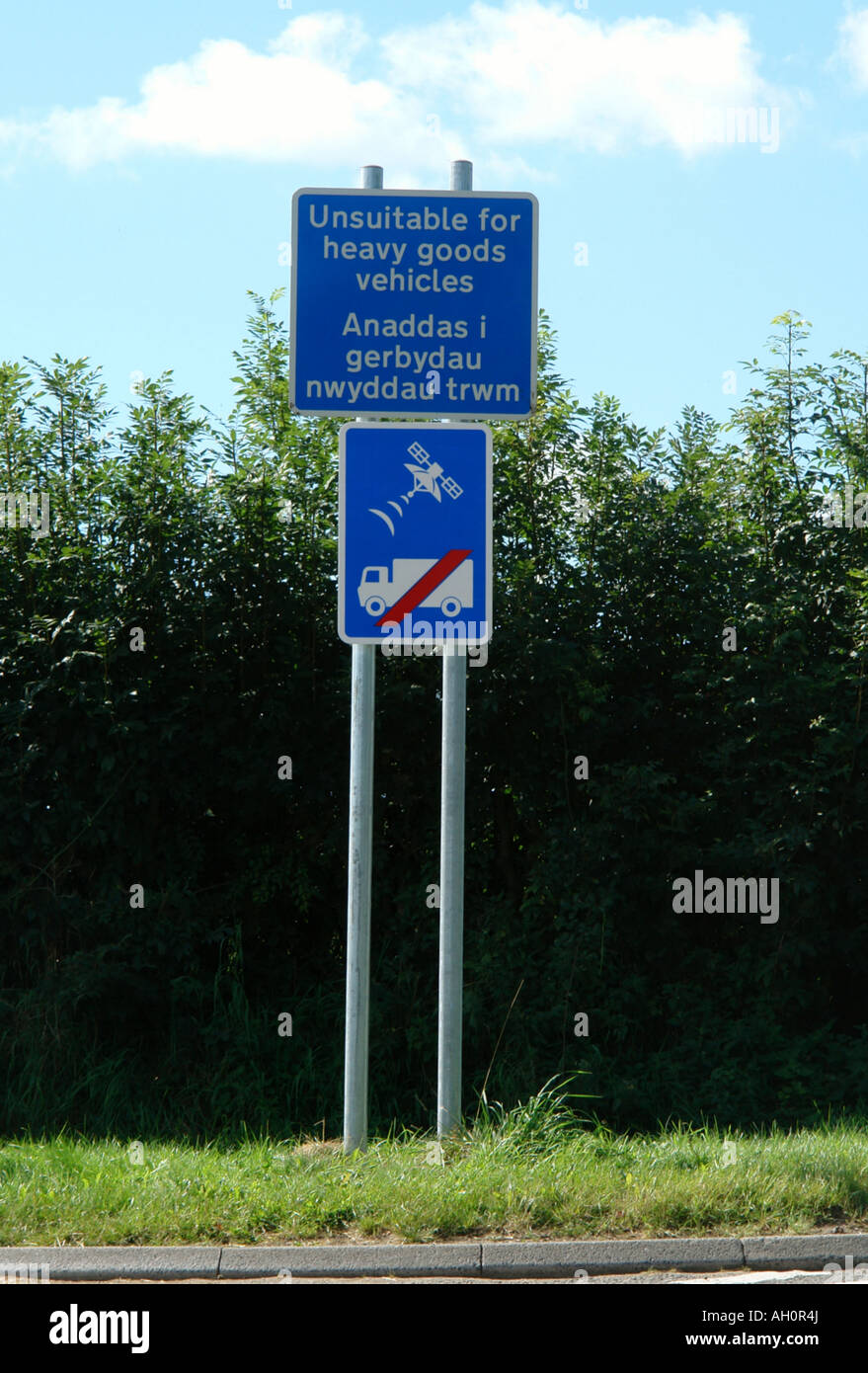 Warning sign of road unsuitable for hgv hi-res stock photography and ...