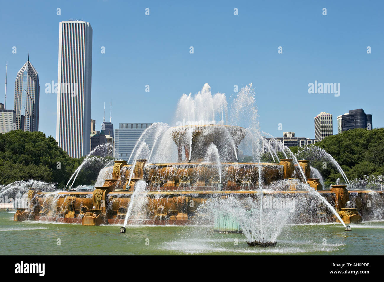 Buckingham memorial fountains hi-res stock photography and images - Alamy