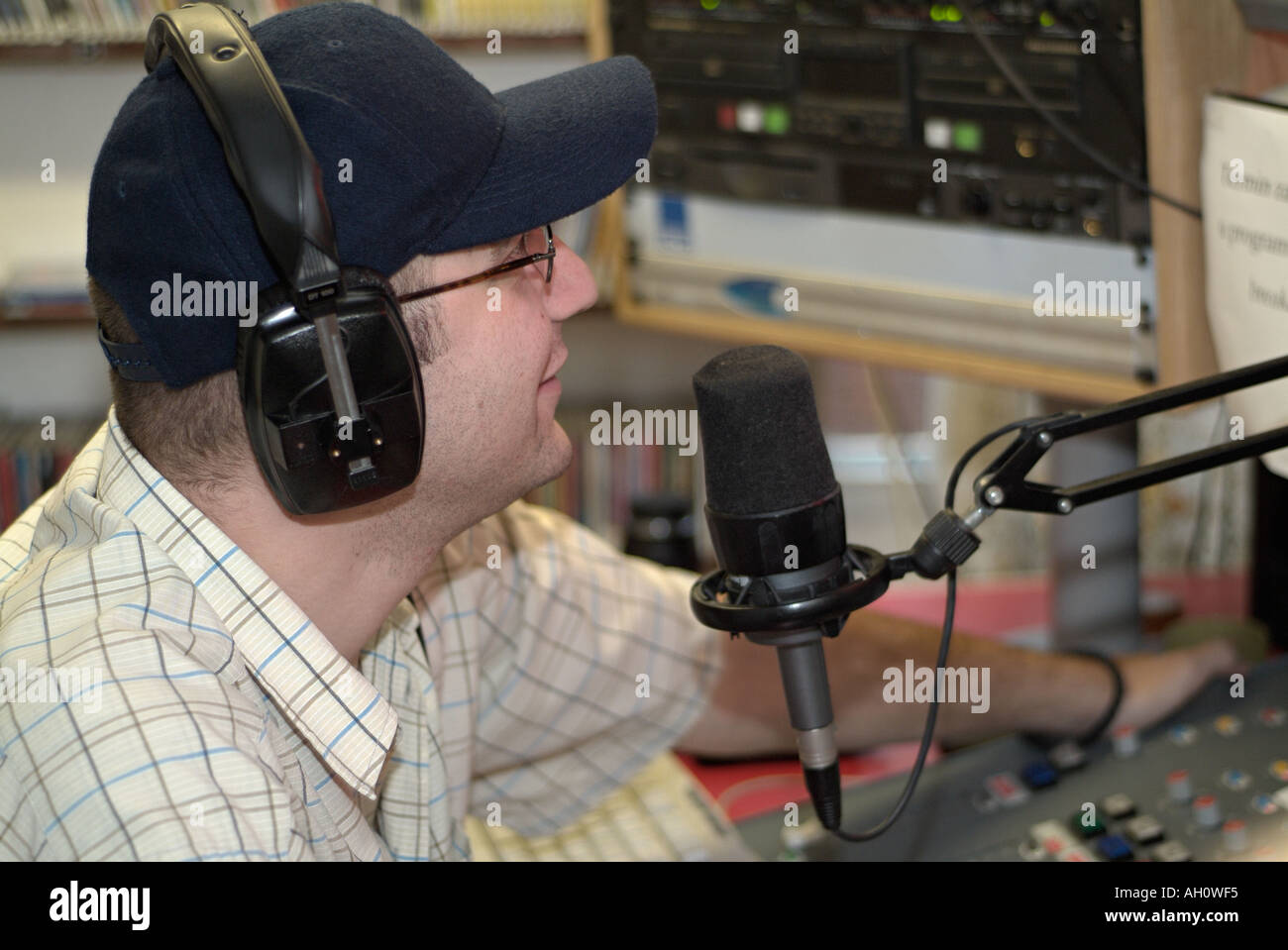 Radio presenter hi-res stock photography and images - Alamy
