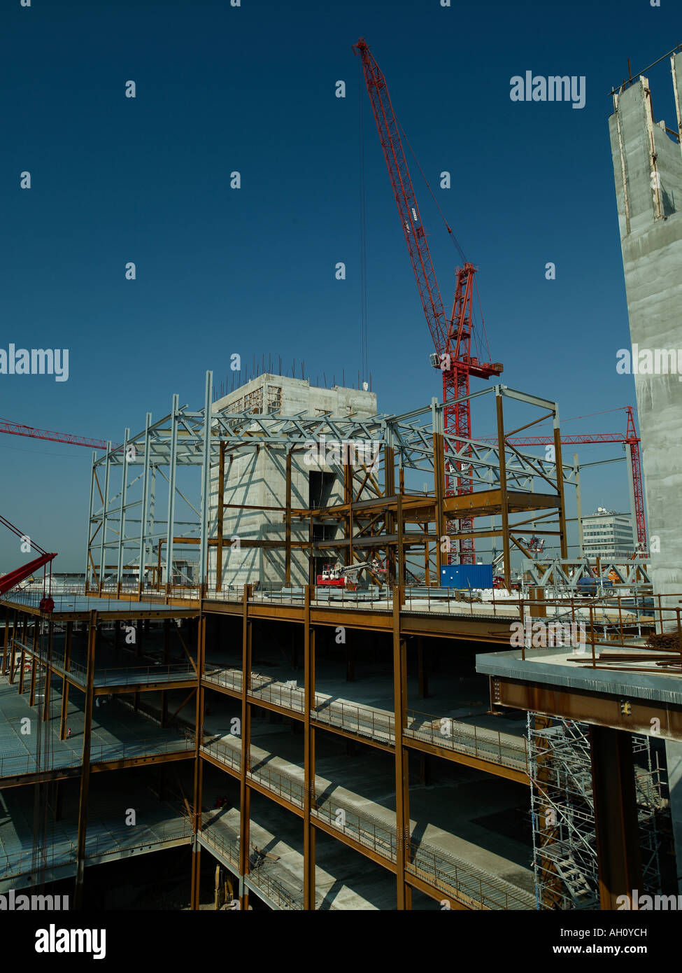 Steel girder tower construction with cranes and concrete pillars Stock ...