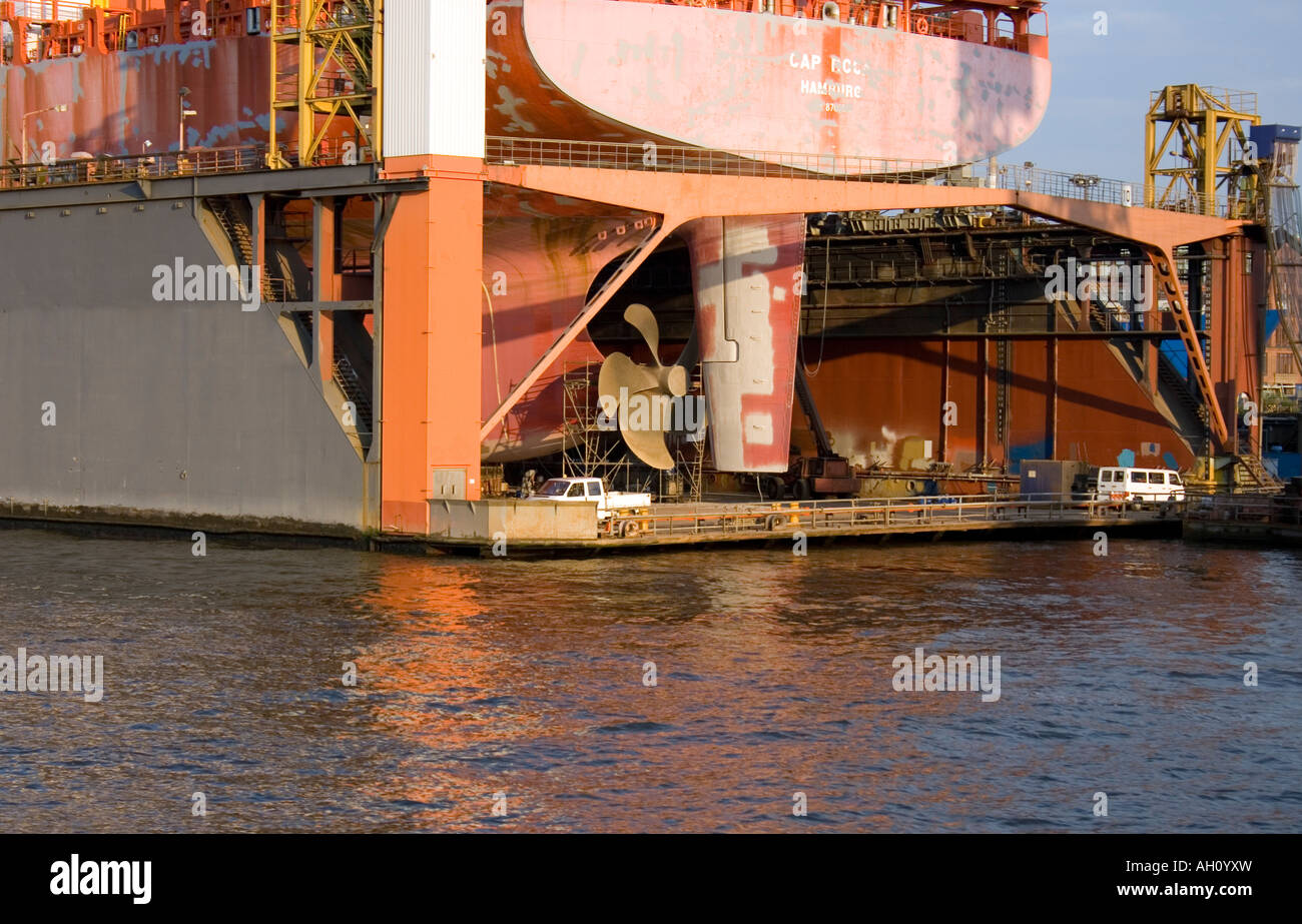 Containership in a floating dock Stock Photo - Alamy