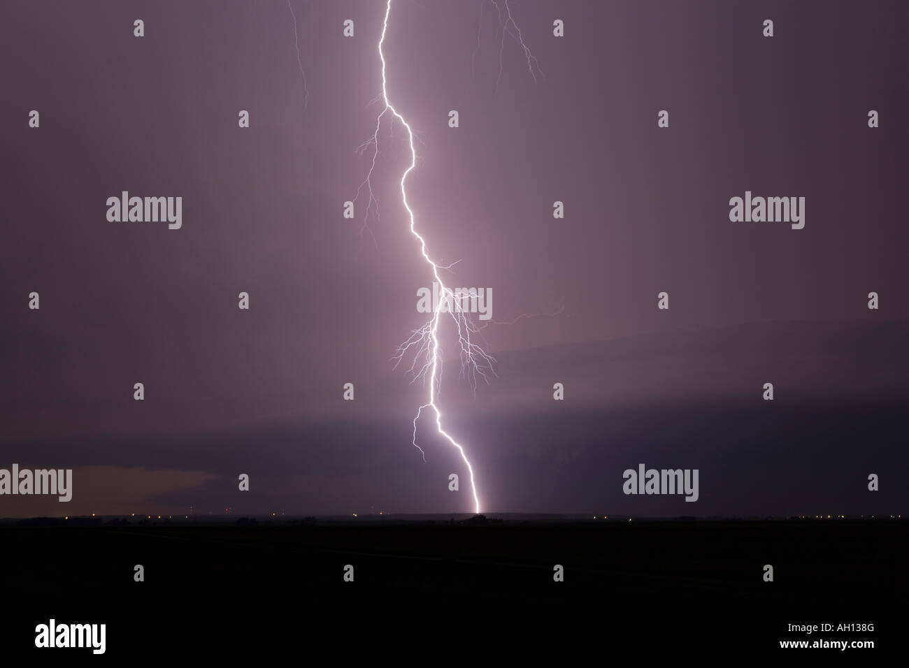Cloud ground cg lightning hi-res stock photography and images - Alamy