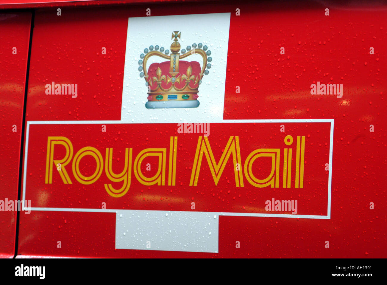 Royal mail crown logo hi-res stock photography and images - Alamy