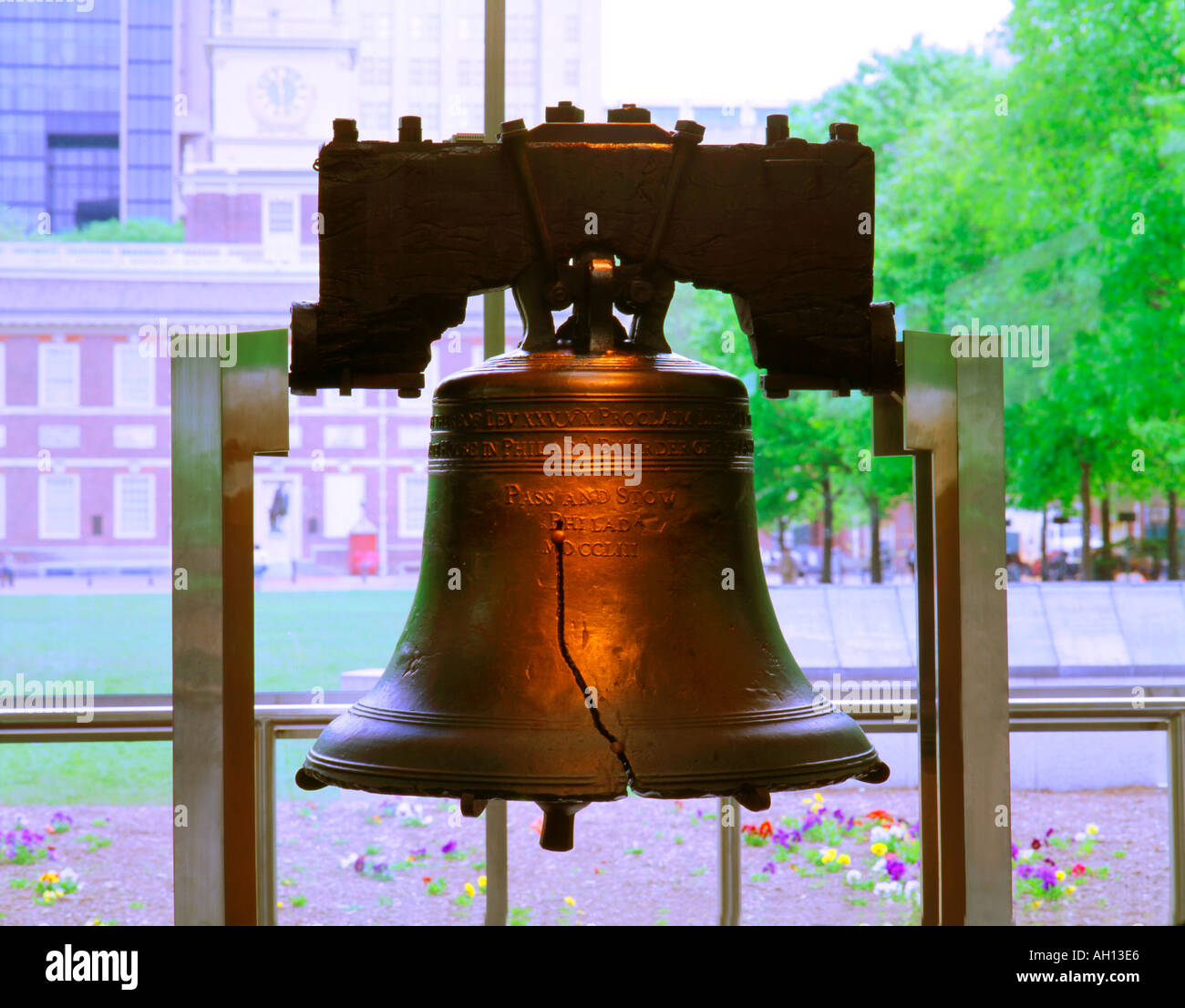 Philadelphia liberty bell horizontal hi-res stock photography and ...