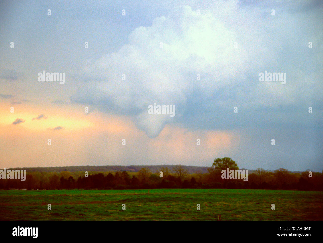 Tornado supercell outbreak searcy hi-res stock photography and images ...