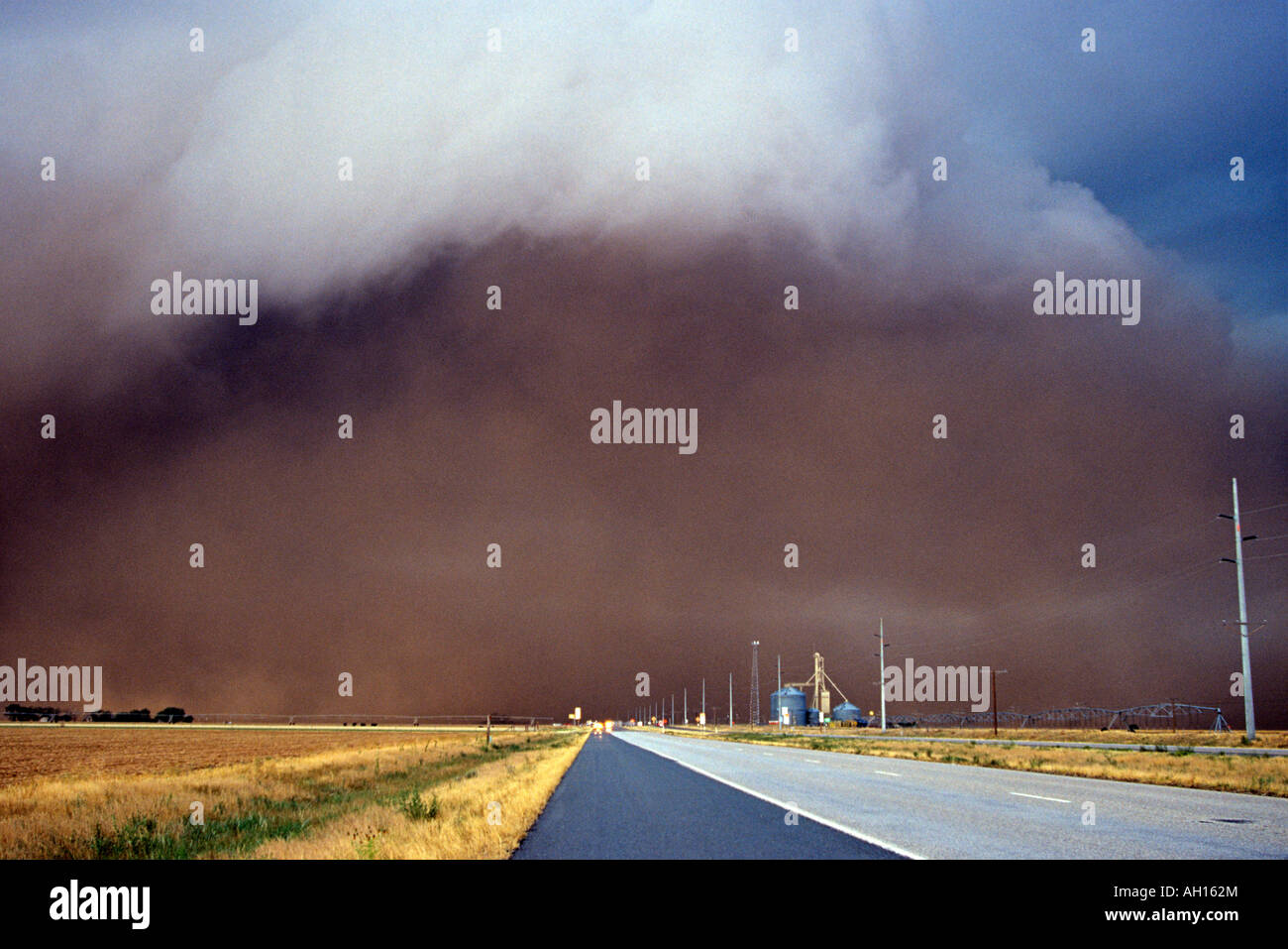 A huge wall of dust races at 50mph in front of a supercell thunderstorm ...
