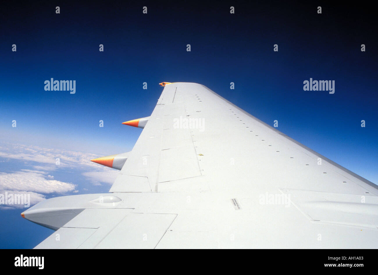 Aircraft wing on a Boeing 737 in flight Stock Photo - Alamy