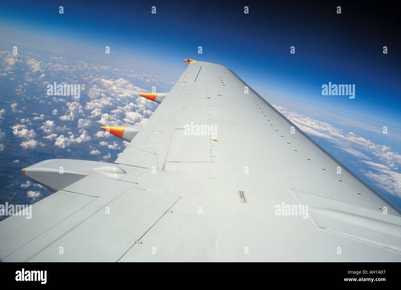 Aircraft wing on a Boeing 737 Stock Photo - Alamy