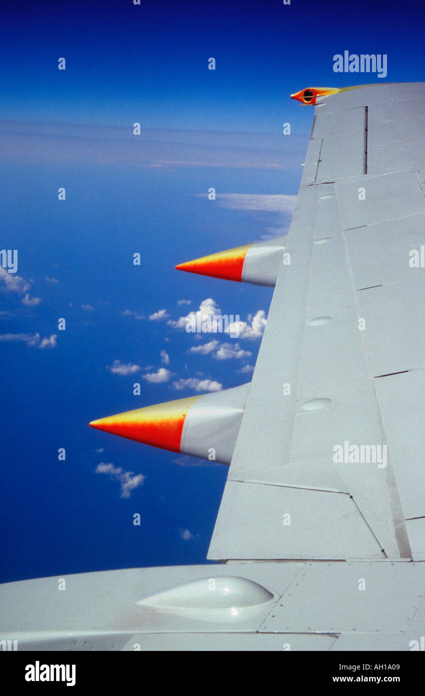 Aircraft wing on a Boeing 737 in flight Stock Photo - Alamy