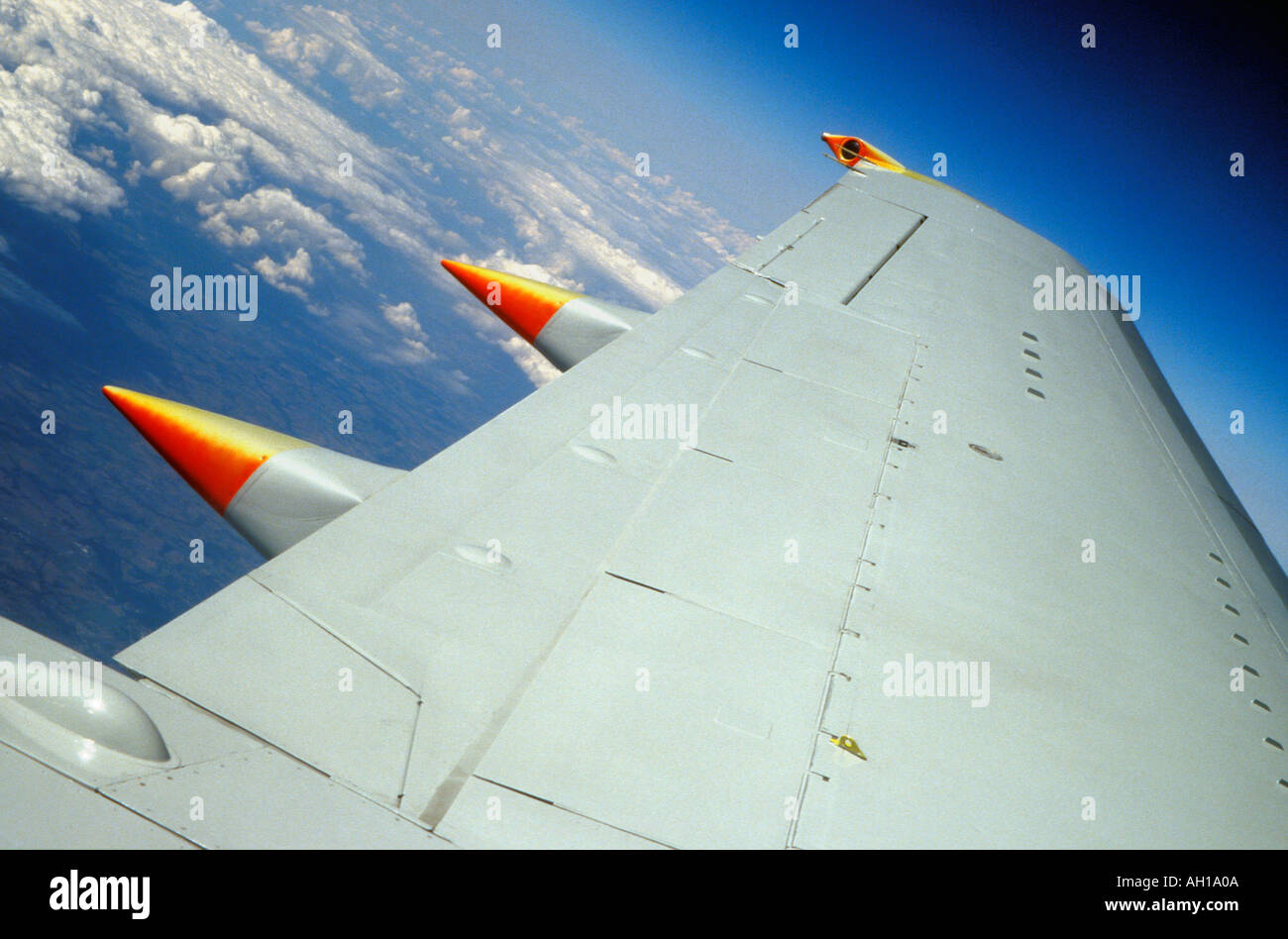 Aircraft wing on a Boeing 737 Stock Photo - Alamy