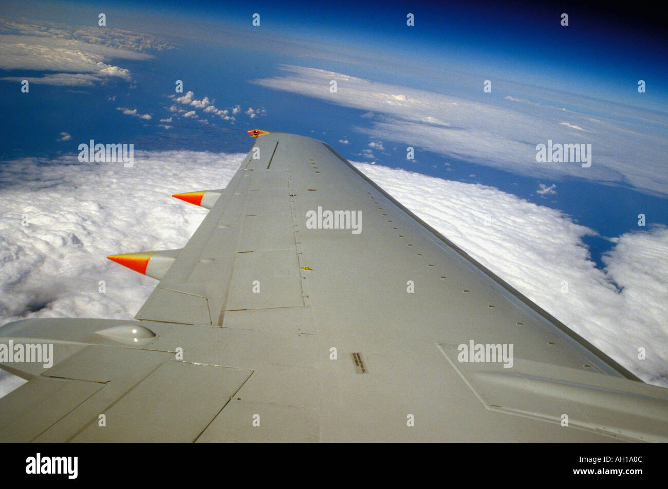 Aircraft wing on a Boeing 737 flying Stock Photo - Alamy