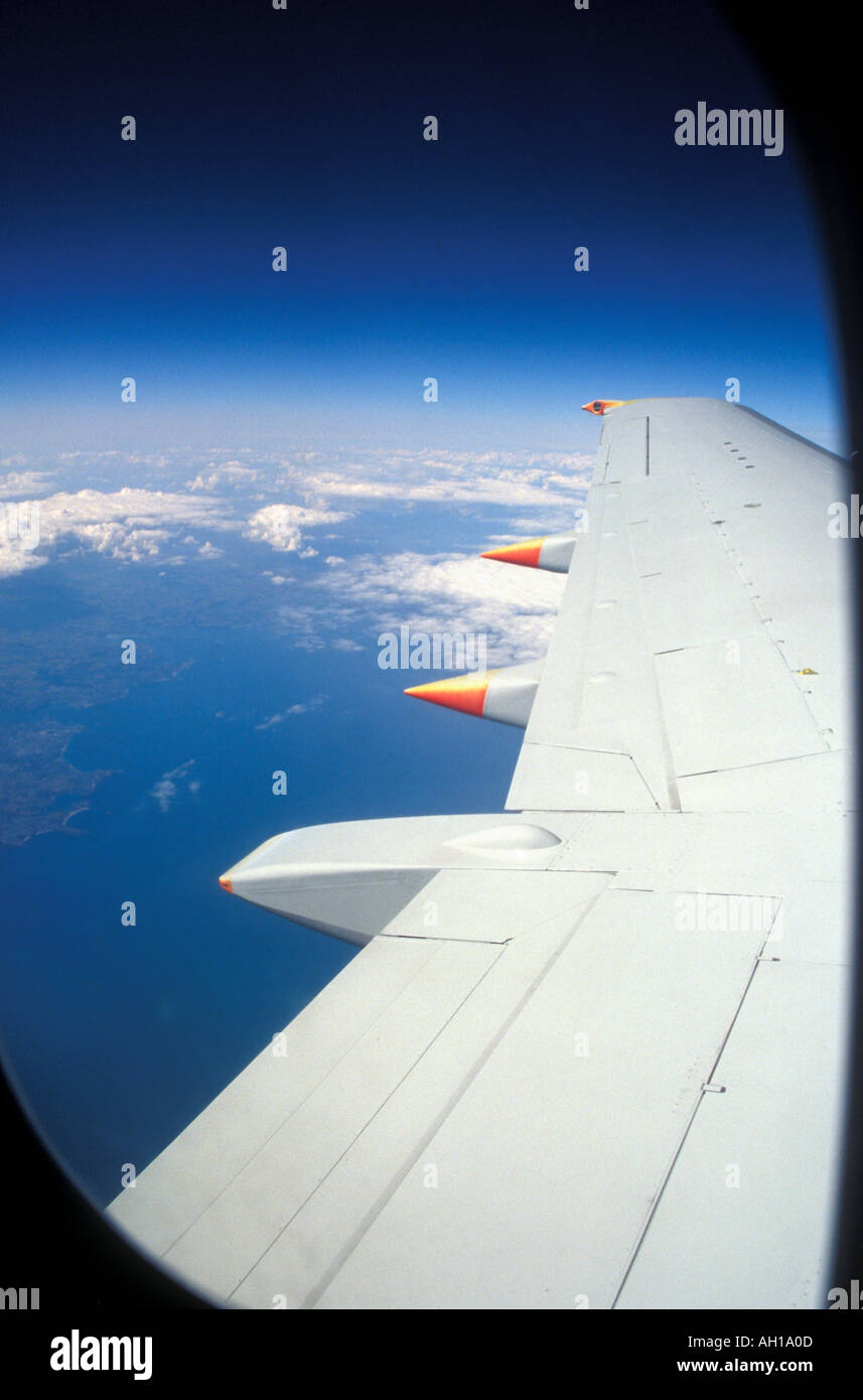 Aircraft wing on a Boeing 737 through a cabin window Stock Photo - Alamy