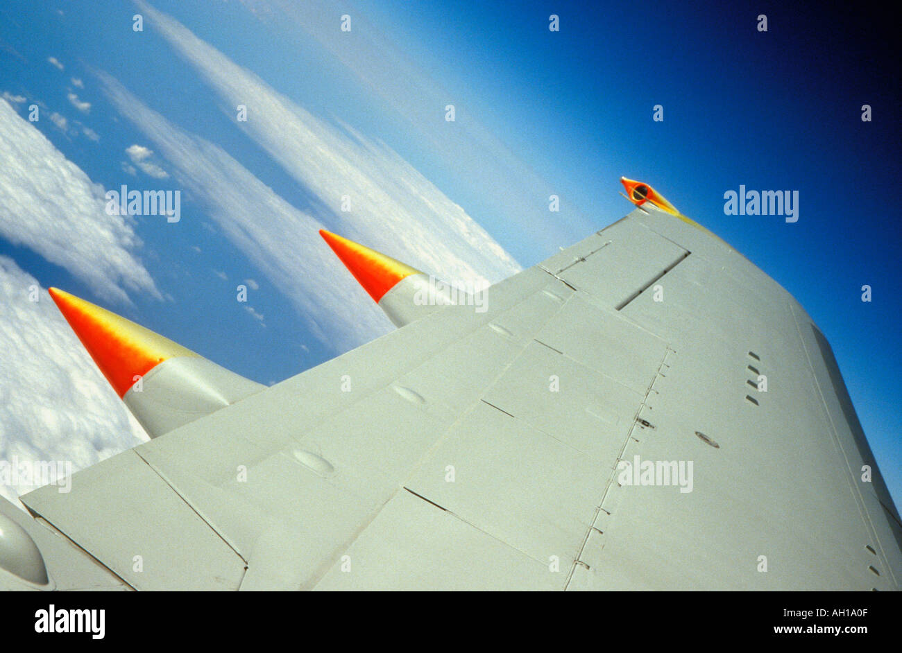 Aircraft wing on a Boeing 737 flying Stock Photo - Alamy