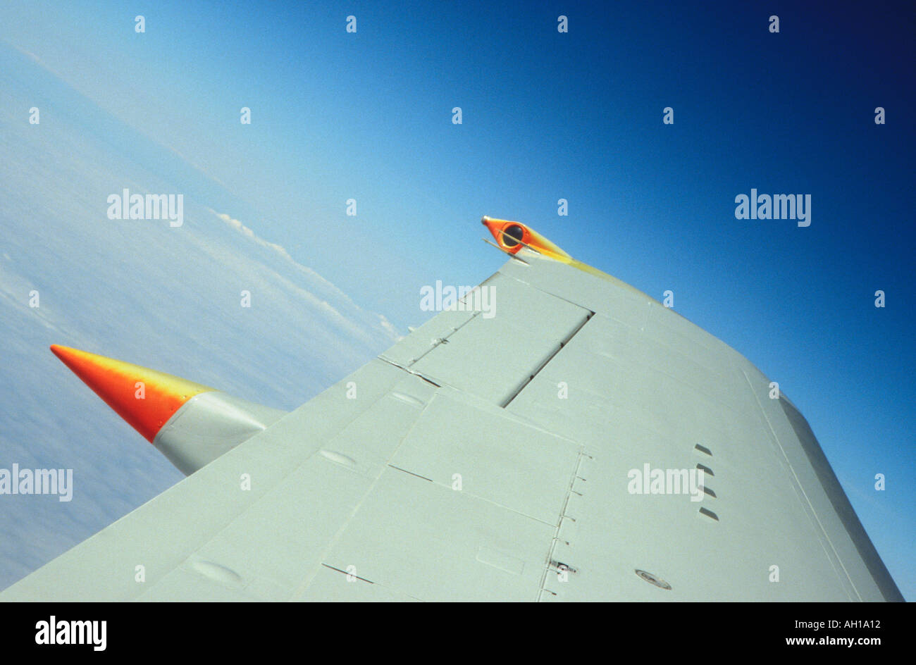 Aircraft wing on a Boeing 737 flying Stock Photo - Alamy