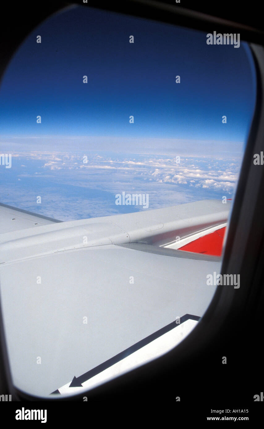 View of the aircraft wing on a Boeing 737 flying Stock Photo - Alamy