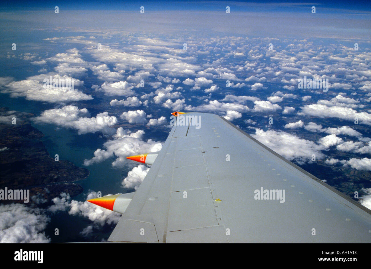 Aircraft wing on a Boeing 737 flying Stock Photo - Alamy