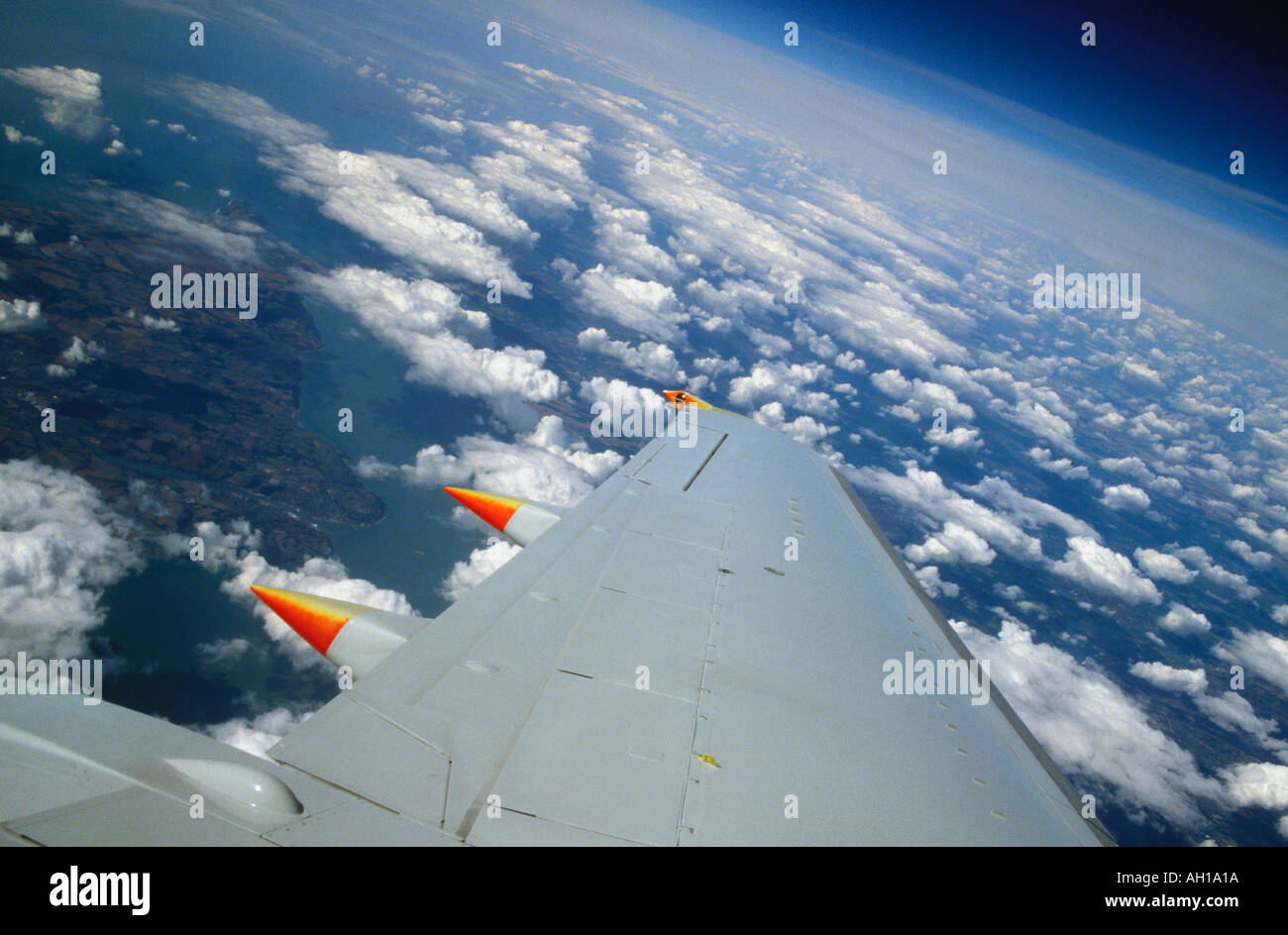 Aircraft wing on a Boeing 737 flying Stock Photo - Alamy