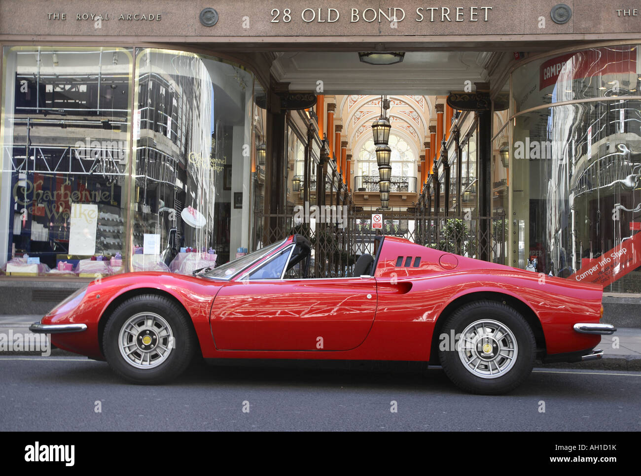 Street ferrari hi-res stock photography and images - Alamy