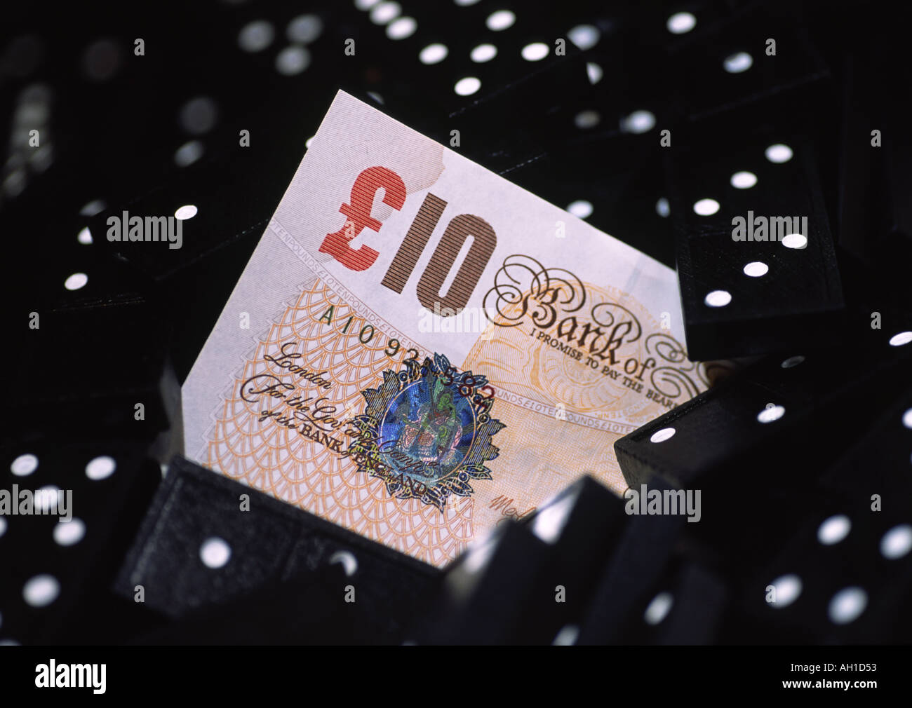 Pile of ten pound banknotes hi-res stock photography and images - Alamy
