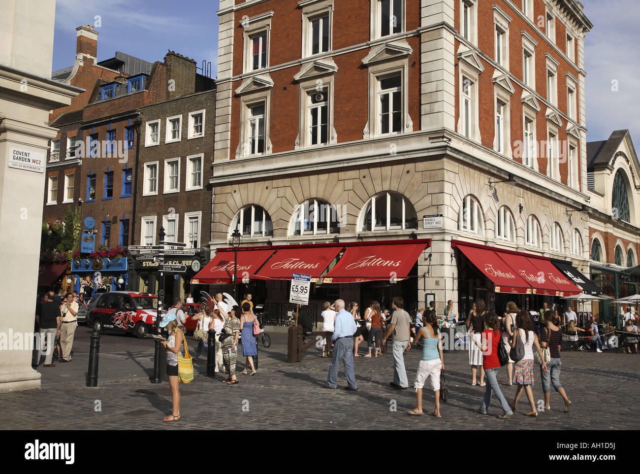 Street Scene in Covent Garden, London, England, UK Stock Photo - Alamy
