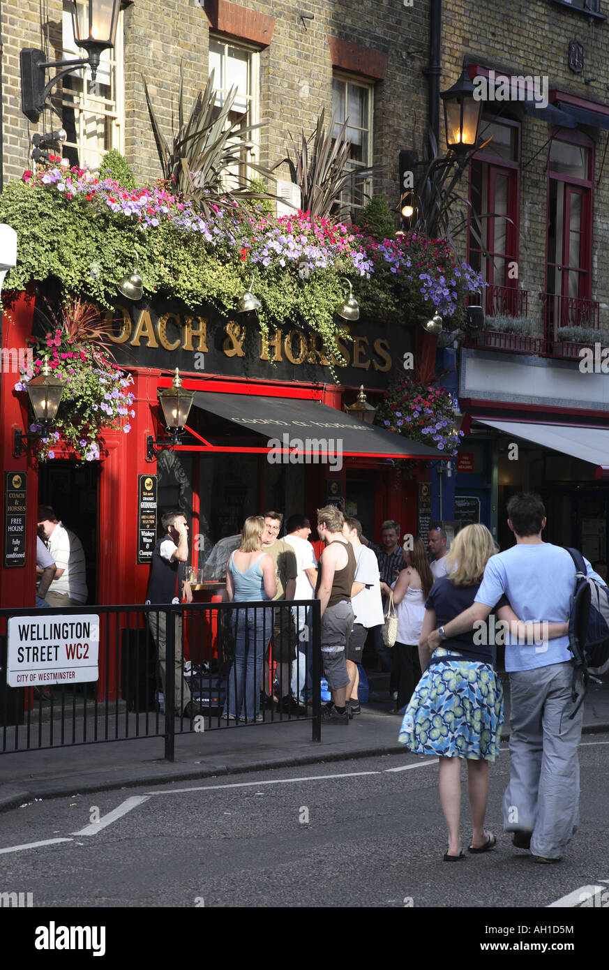 London street scene pub hi-res stock photography and images - Alamy