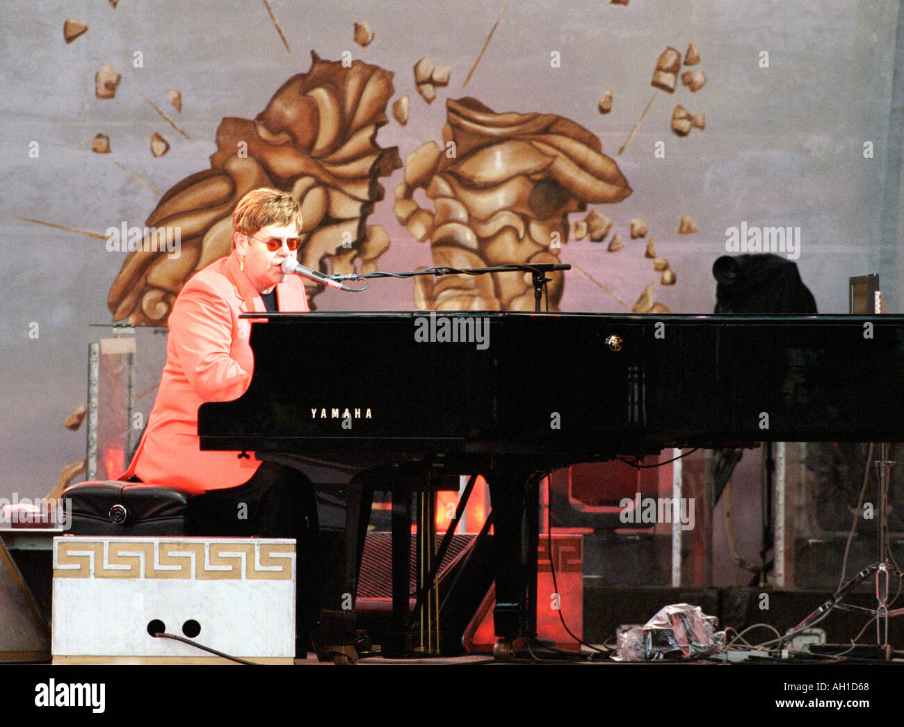 Piano elton john hi-res stock photography and images - Alamy